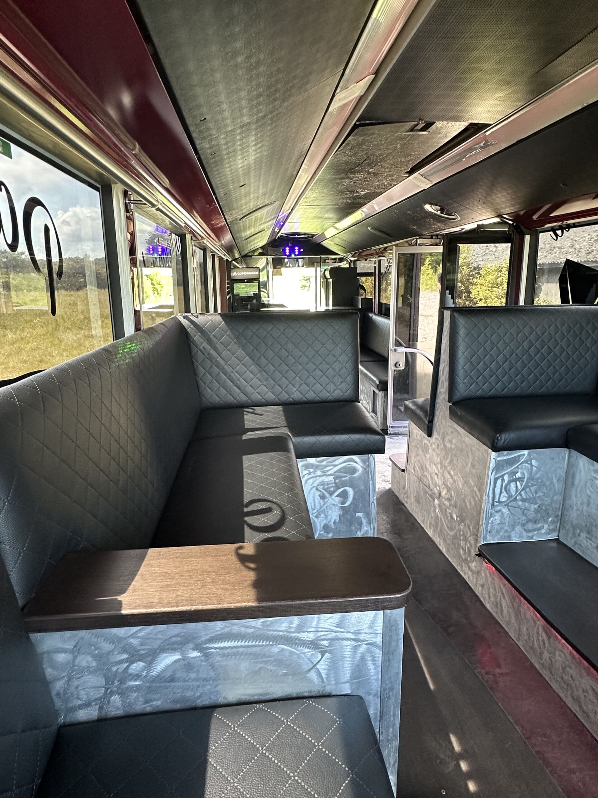Lej københavns fedeste partybus | Kraftig lyd & lysshow | Book nu